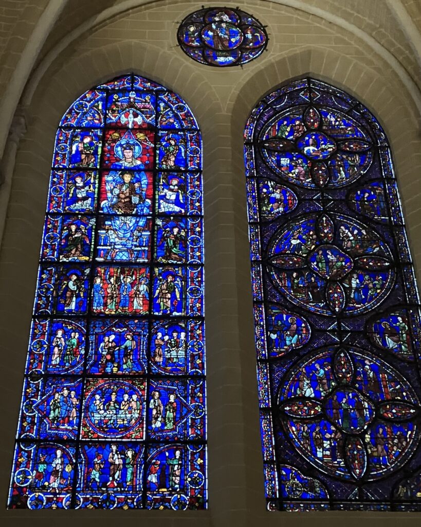 フランスのシャルトル大聖堂のステンドグラスと彫刻の魅力を徹底解説