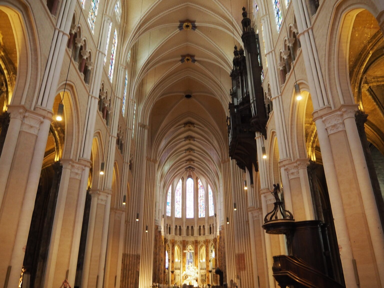 フランスのシャルトル大聖堂のステンドグラスと彫刻の魅力を徹底解説