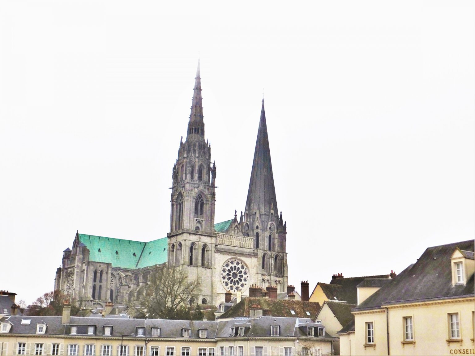 フランスのシャルトル大聖堂のステンドグラスと彫刻の魅力を徹底解説